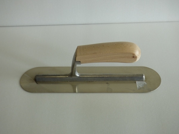 Lisseuse en inox pour la pose de granulat de marbre